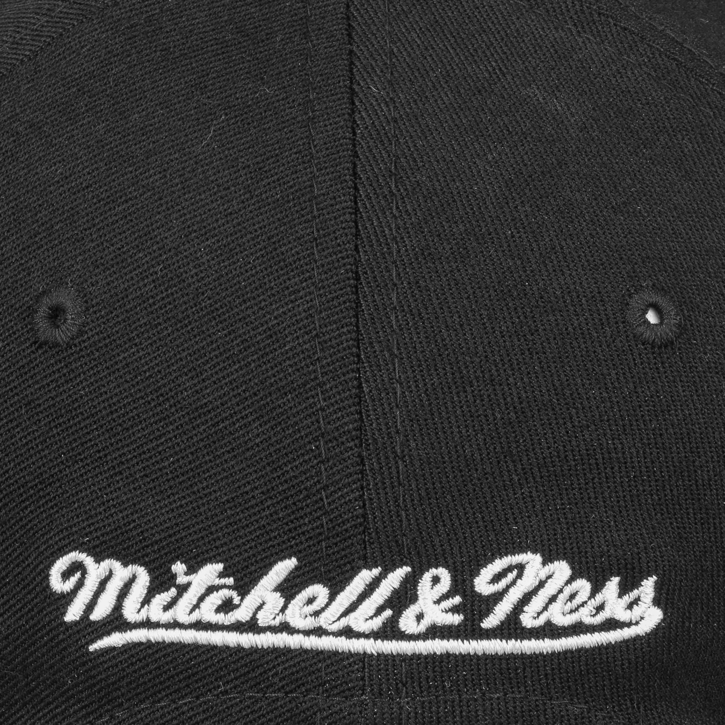 110 Flex Bulls Cap by Mitchell & Ness - 24,95