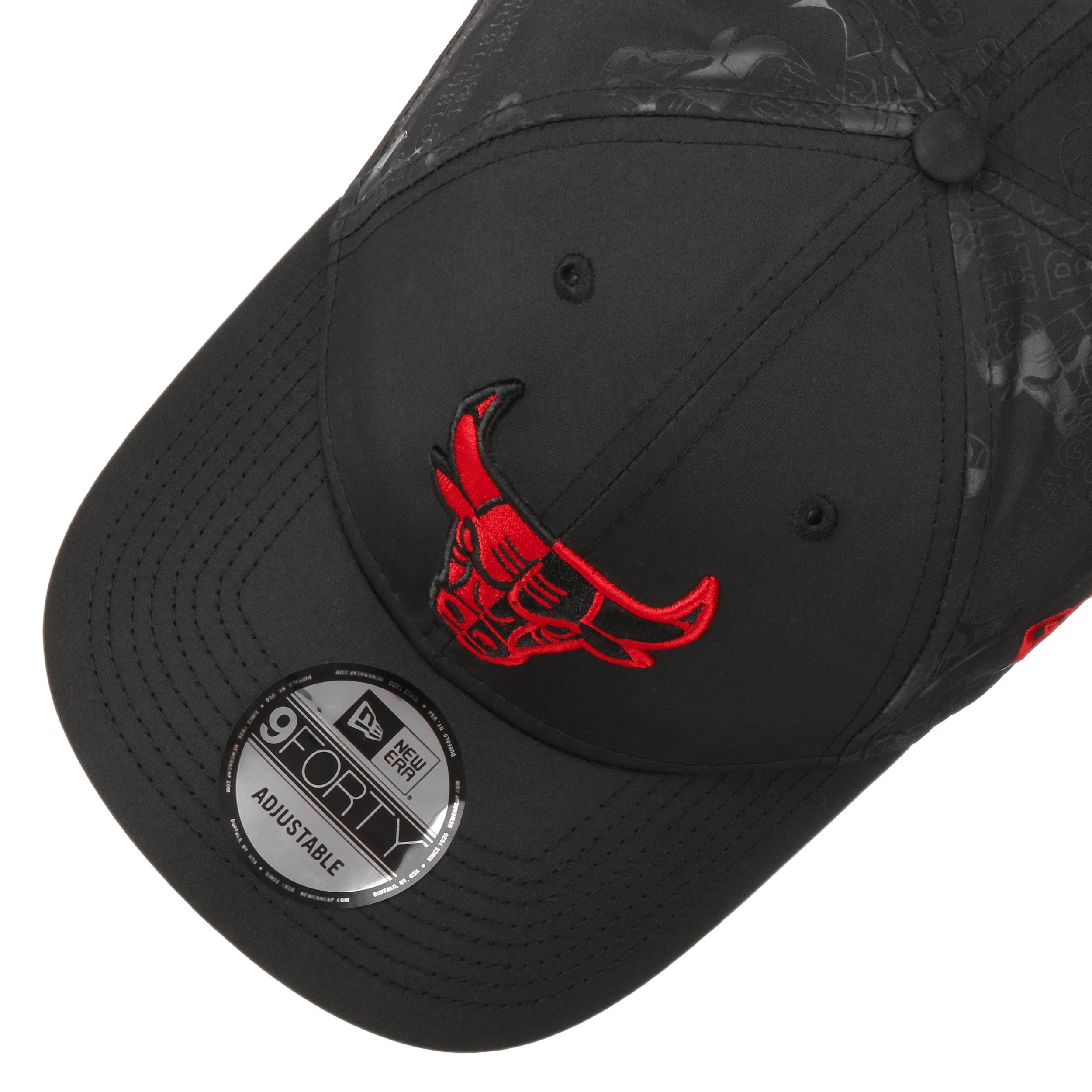 9Forty Half Monogram Bulls Cap by New Era - 34,95