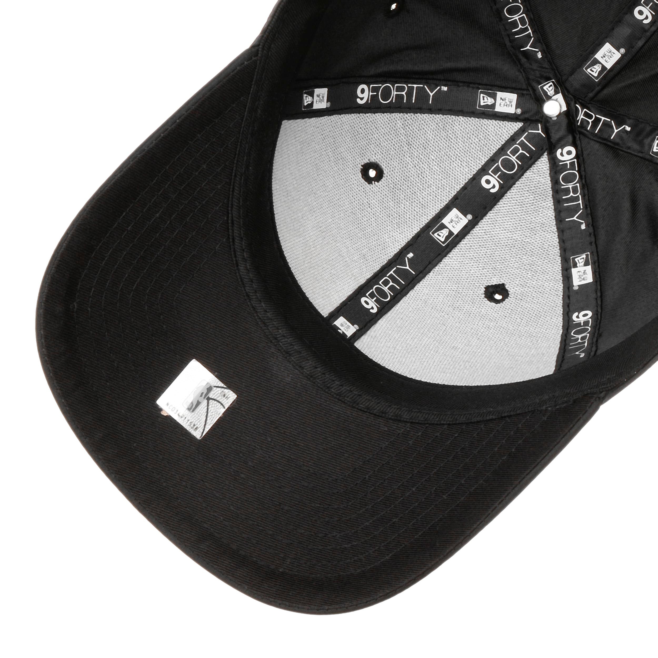 9Forty Half Monogram Bulls Cap by New Era - CHF 37.95