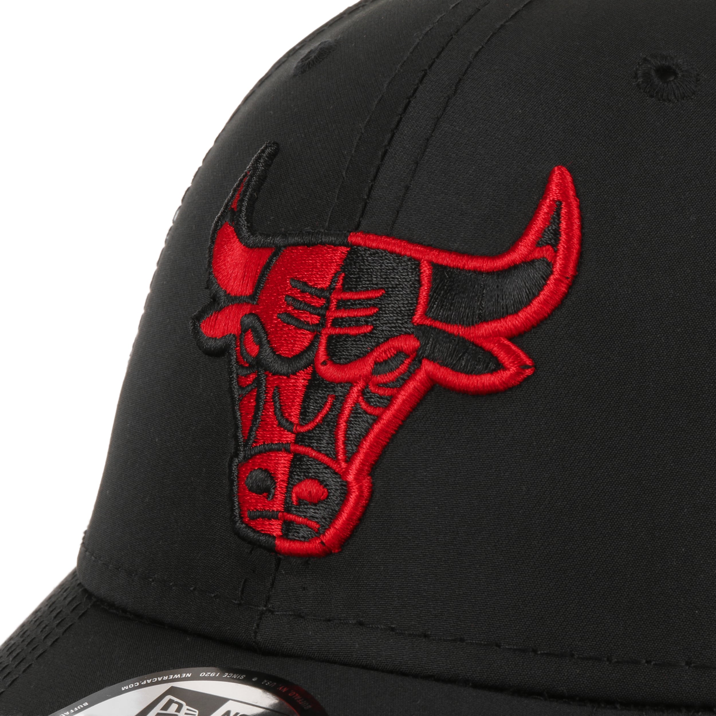 9Forty Half Monogram Bulls Cap by New Era - 34,95