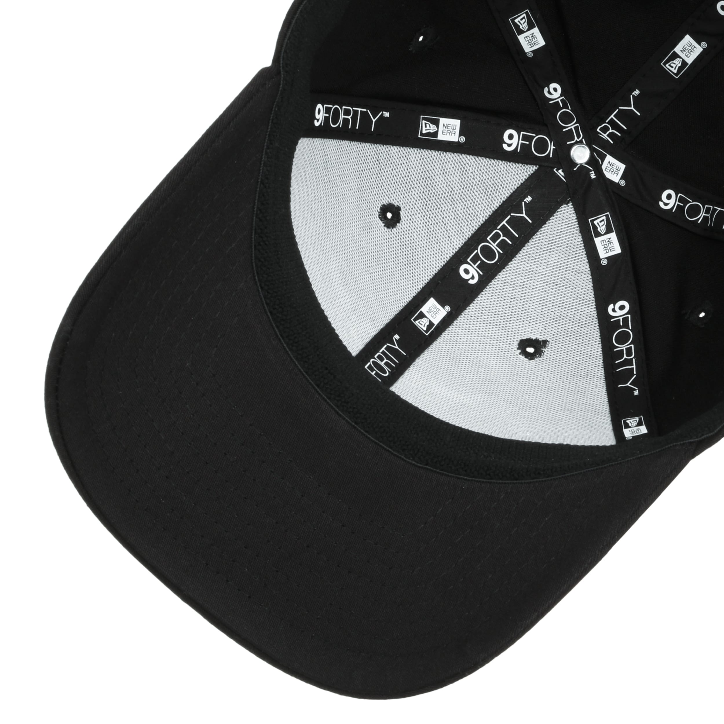 9Forty Stretch Snap Bulls Cap by New Era - 34,95