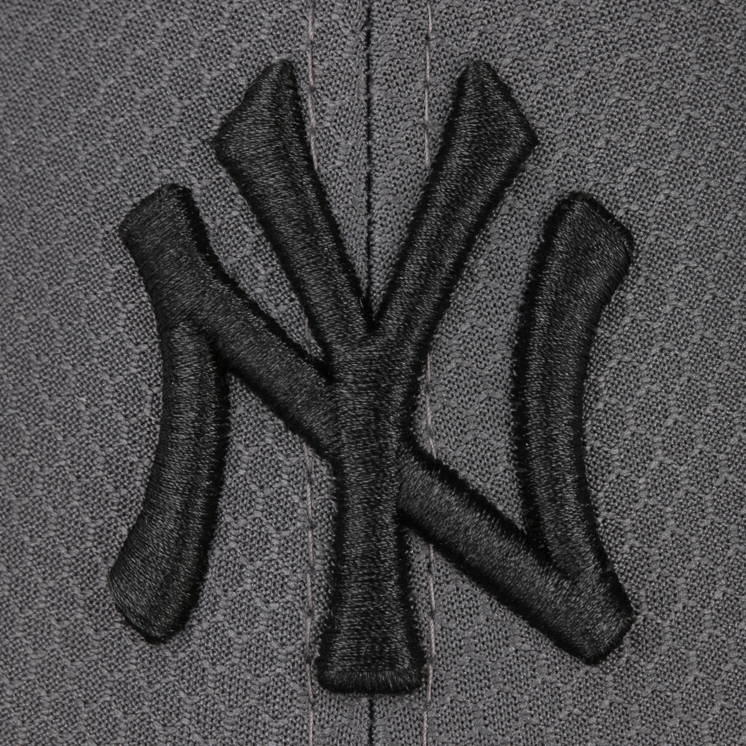 9Forty Tonal Snap Yankees Cap by New Era - 26,95