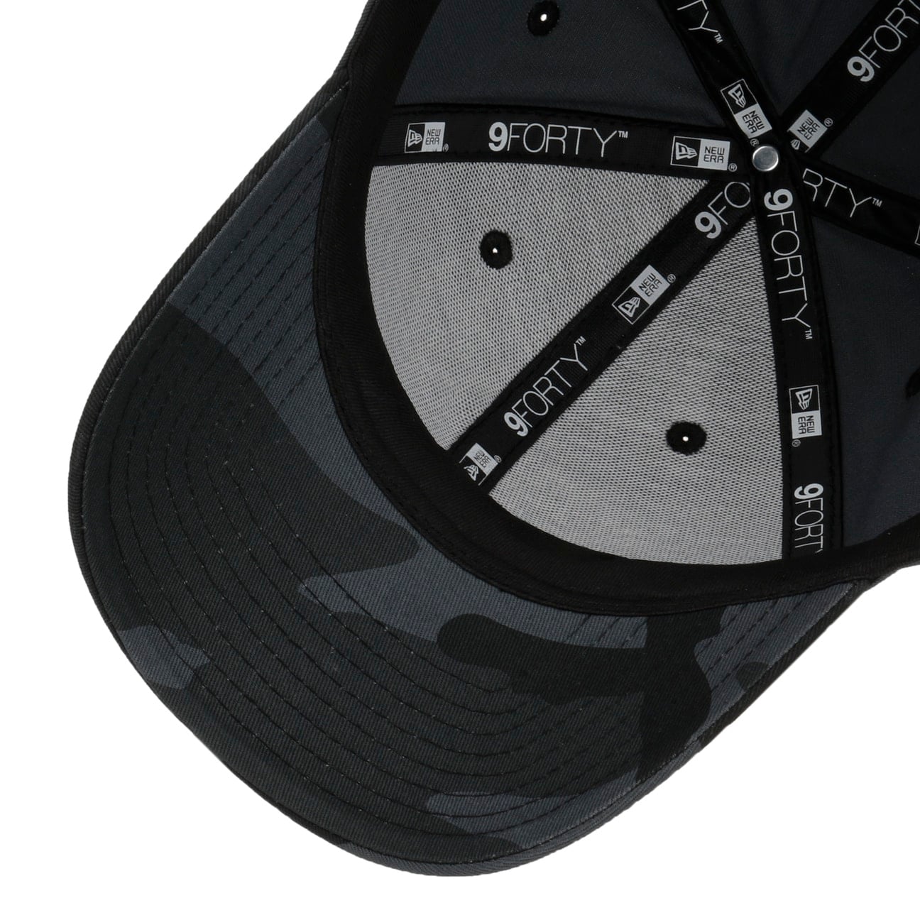 9Forty Yankees Essential Camo Cap by New Era - 29,95
