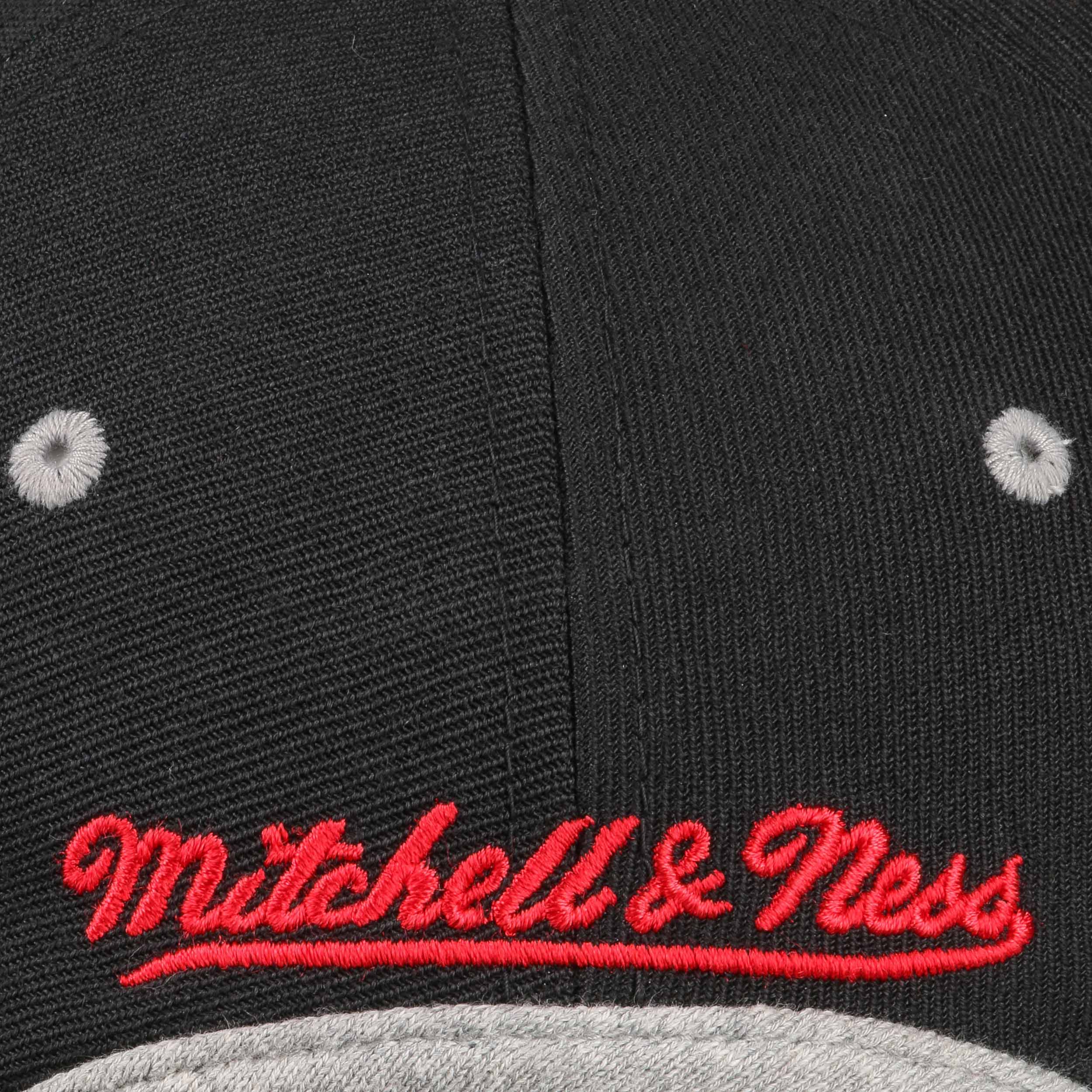Arch-Bound Bulls Cap by Mitchell & Ness - CHF 37.95