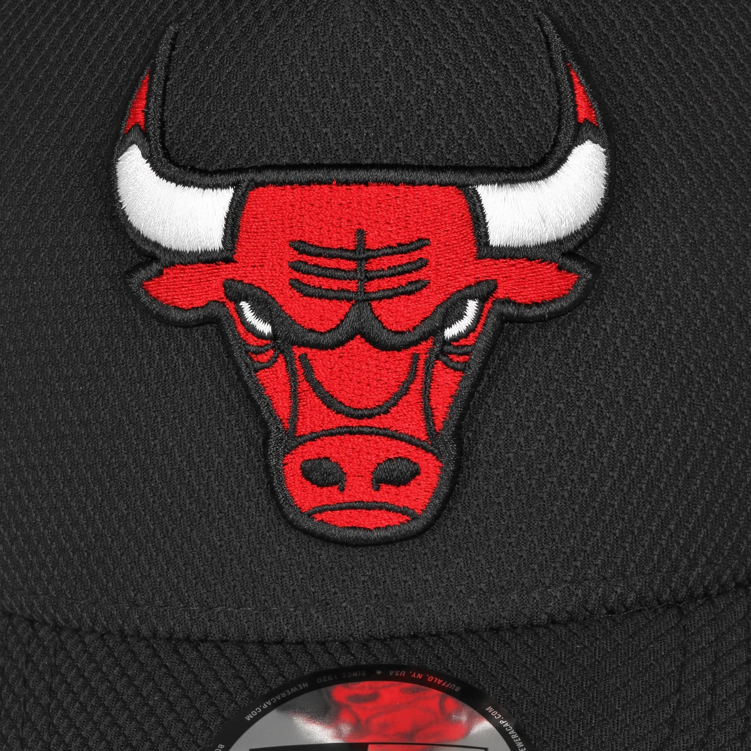 Black Base A-Frame Bulls Cap by New Era - 27,95